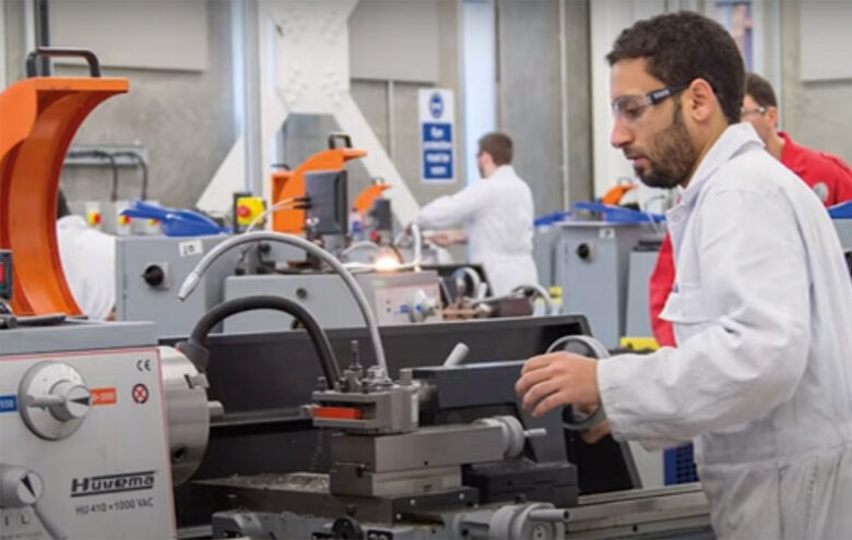 Software Engineer vs. Mechanical Engineer: What’s the Difference ...